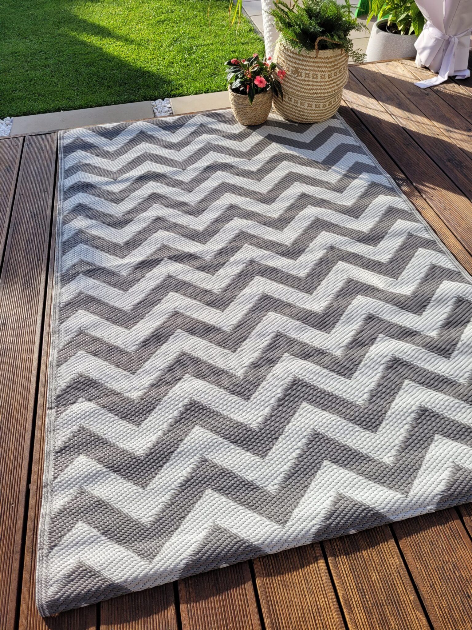 Dywan tarasowy zewnętrzny prostokątny czarny zigzag - garden-you